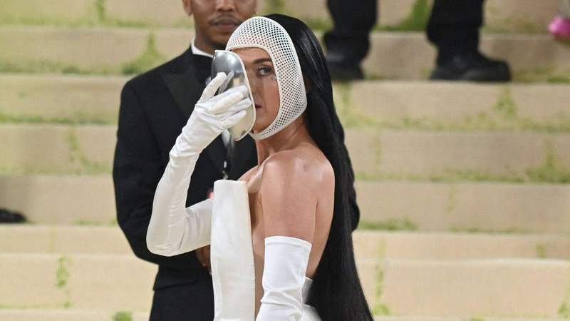 Katy Perry's 'Bizarre' 2026 Met Gala Look Sparks Meme Frenzy - AOL