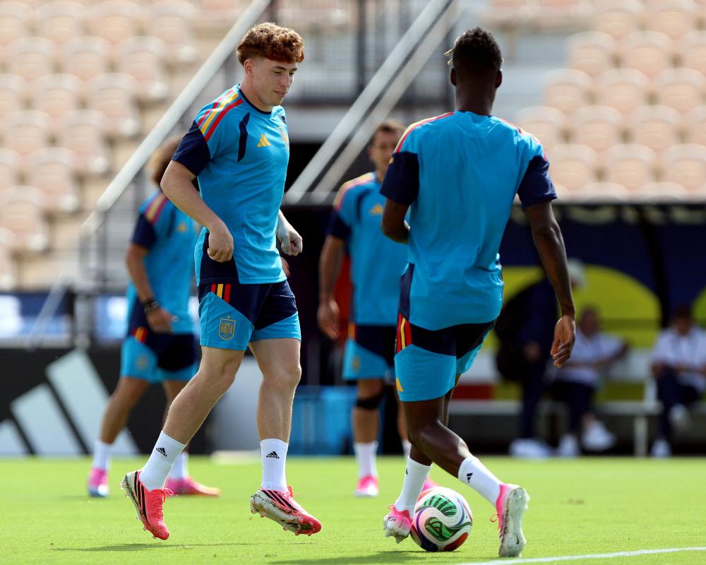 Liverpool sign Víctor Muñoz for £34.5m in first arrival of Andoni ...