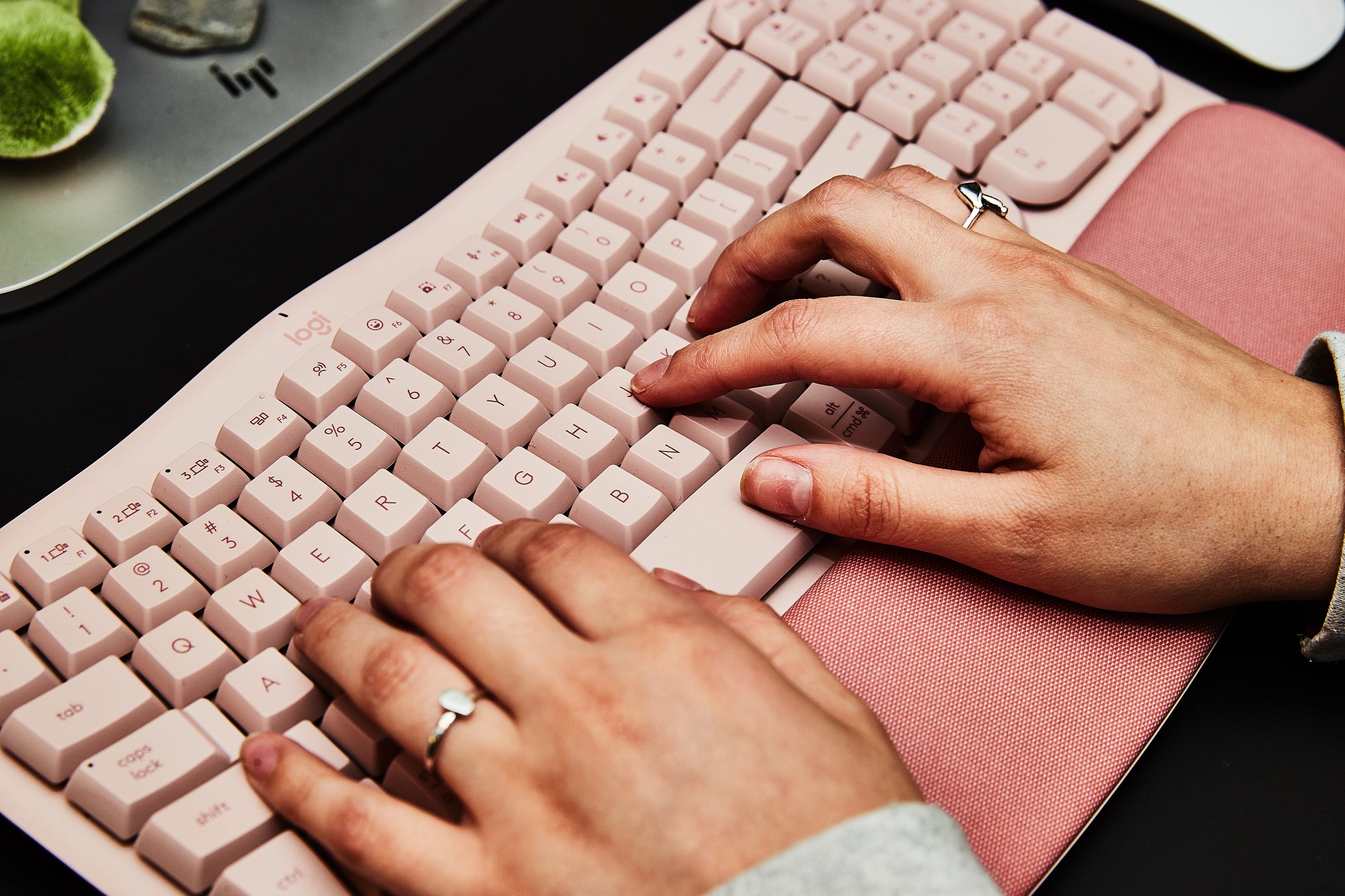The Logitech Wave Keys Helps You Feel at Home on an Ergonomic Keyboard ...