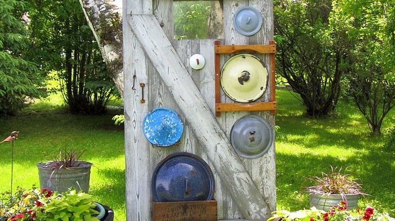 Use An Old Pot Lid To Create Budget-Friendly Garden Art With A Clever ...