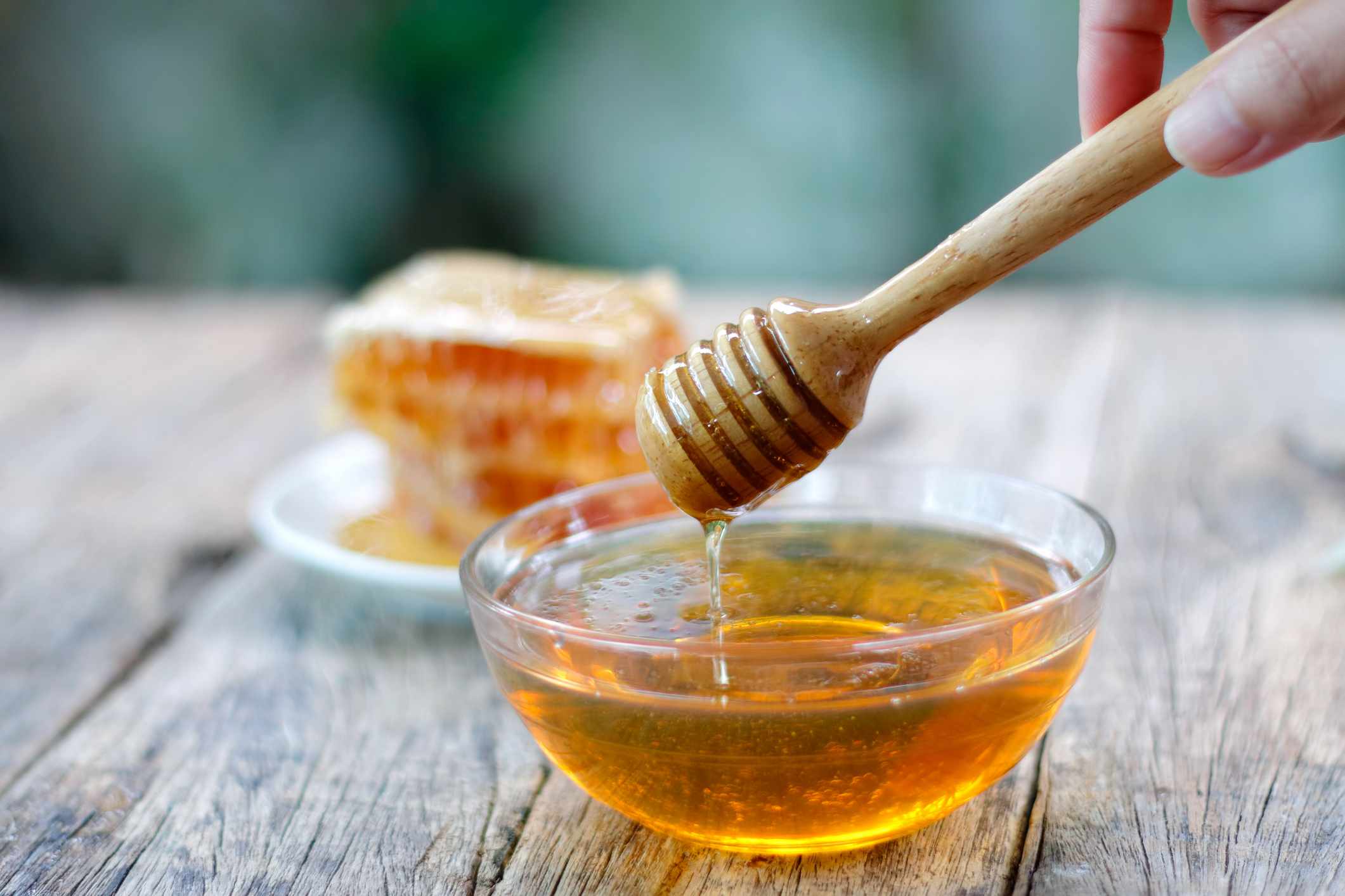 Manuka Honey vs. Raw Honey: Which Is the Healthier Sweetener for Tea? - AOL