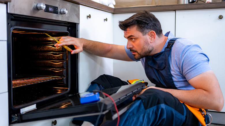 Here's How Long Your Oven Will Actually Last - AOL