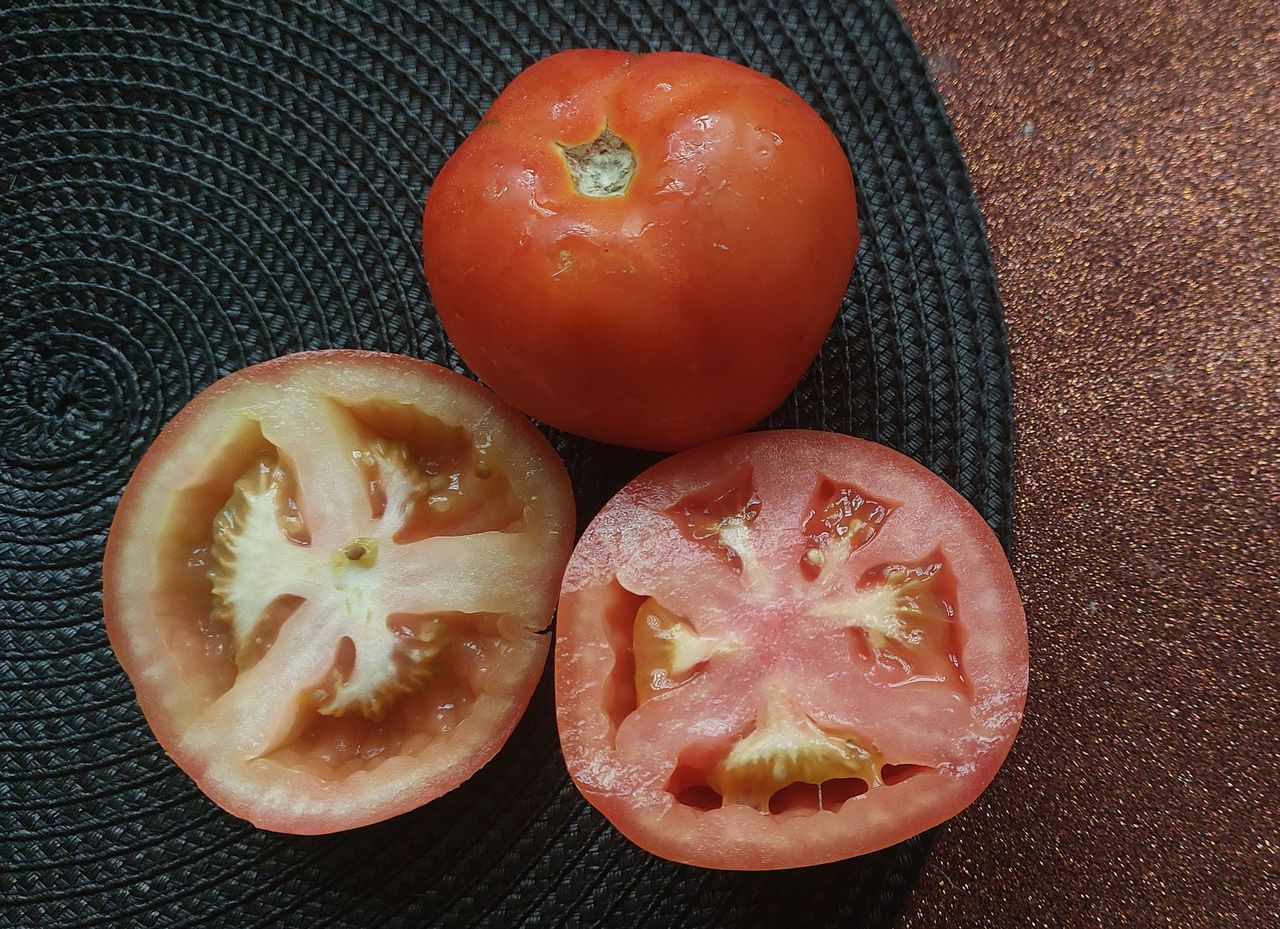 Do Red or Yellow Tomatoes Grow Better in Hot Weather? Here’s What ...
