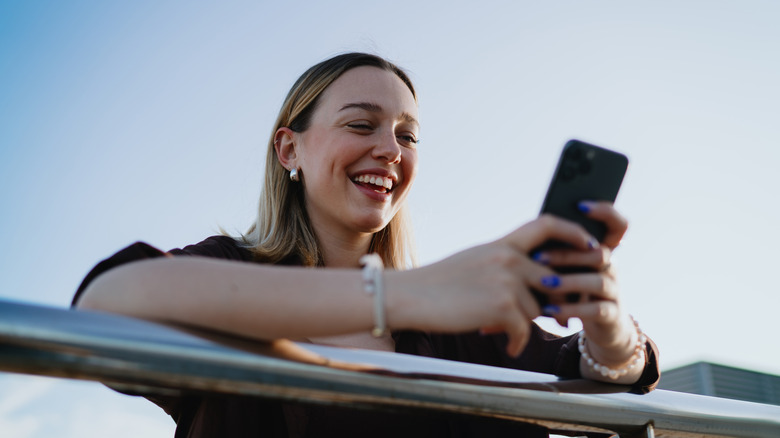What Does E Mean On Your Phone's Status Bar? - AOL