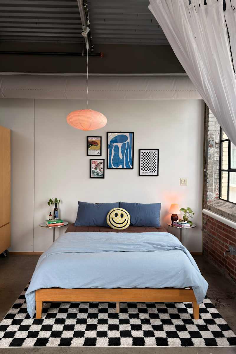 She Turned a 1922 Loft into the Cozy '90s Sitcom Apartment She Always ...