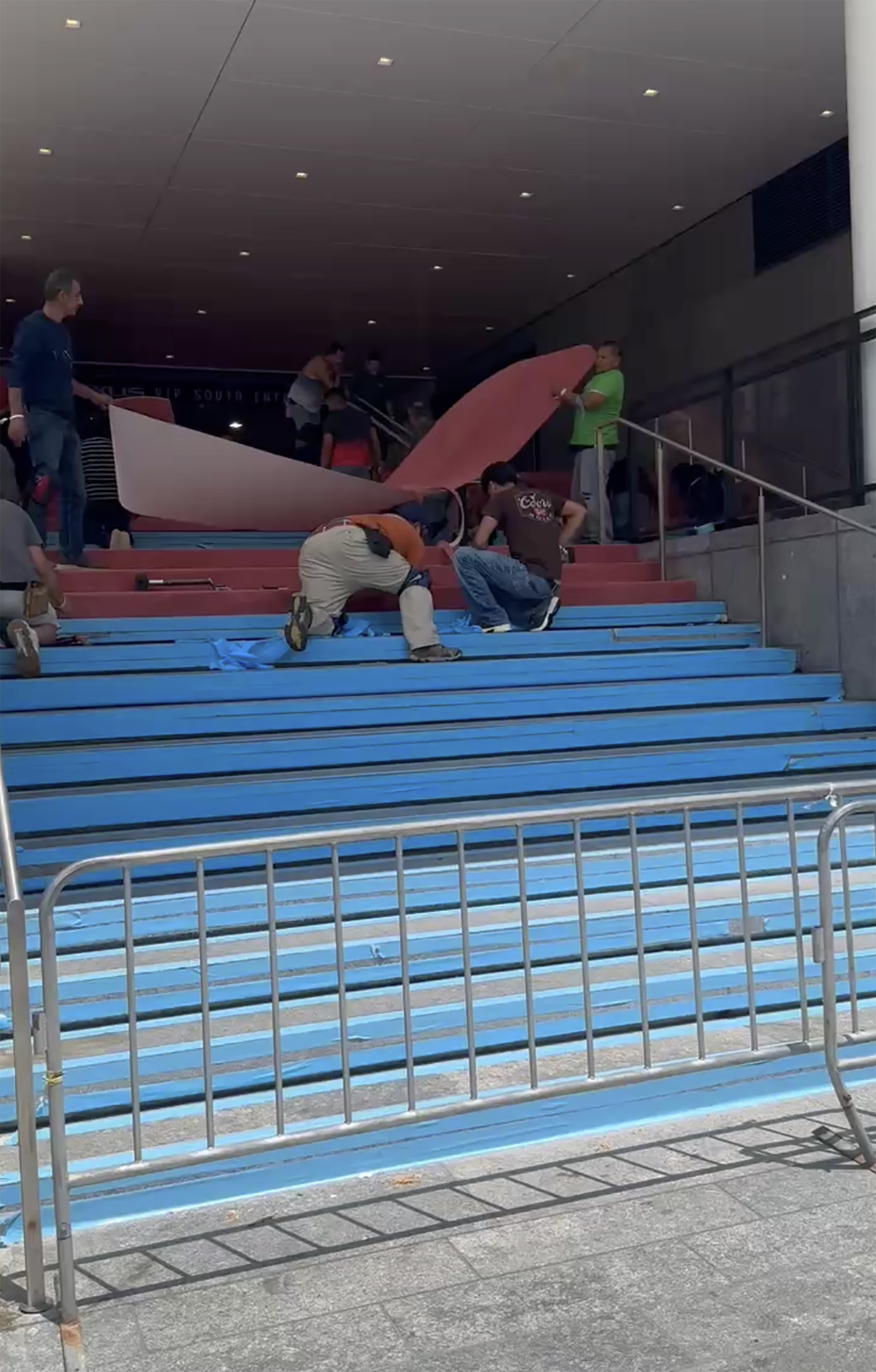 Red carpet rolled out in front of MSG for Taylor Swift and Travis Kelce ...