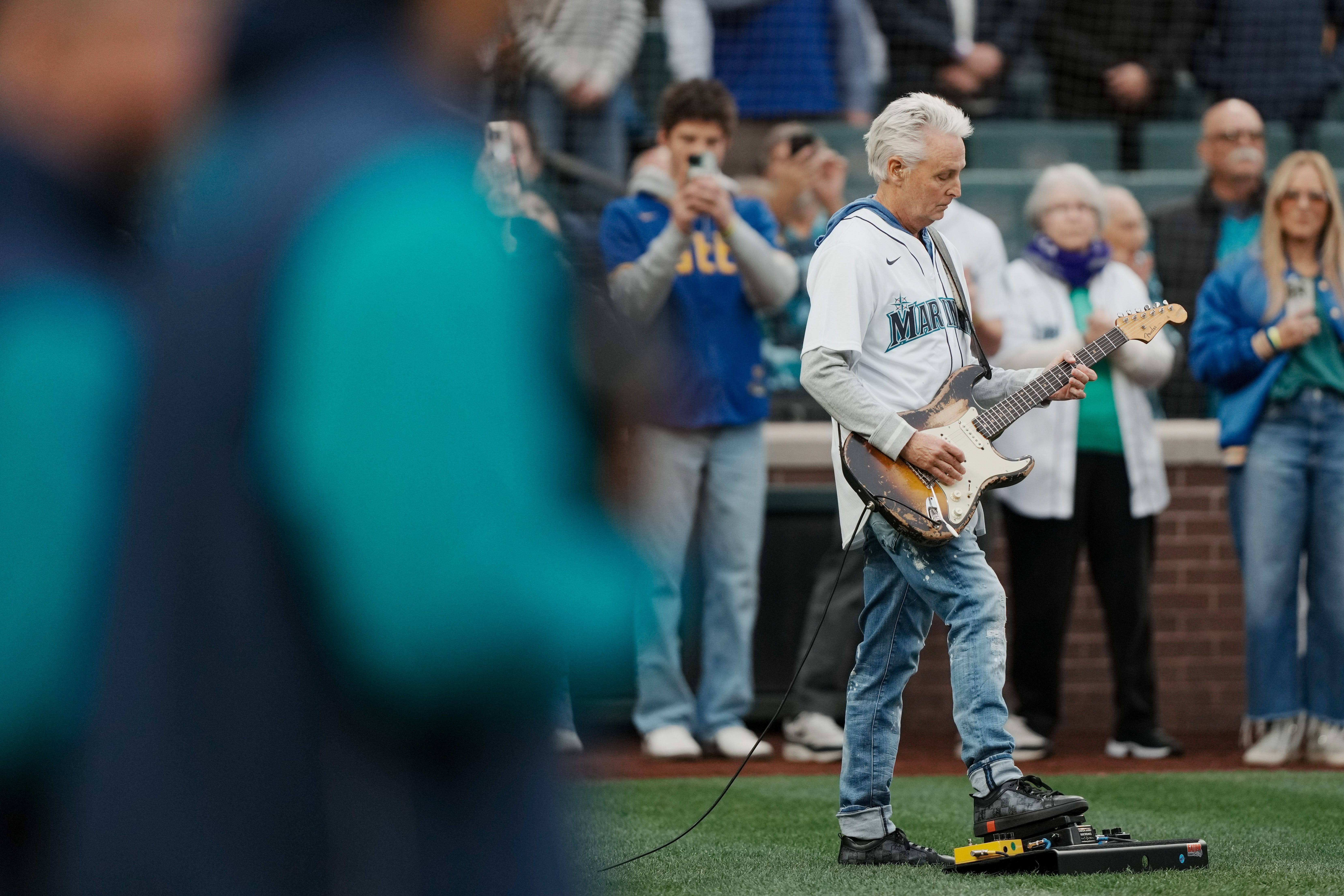 Pearl Jams Mike Mccready To Perform National Anthem At Seahawks Game Aol